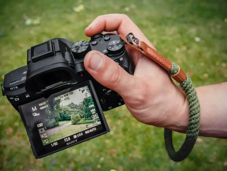 Sense mirall contra DSLR i càmera de vídeo: quina és la millor gravadora de vídeo? 10270_2