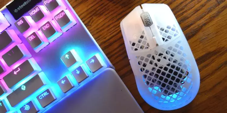 SteelSeries Apex 7 TKL Ghost sareng Aerox 3 Wireless Mouse Review: Papasangan Sampurna pikeun Sakur Setup Kaulinan 1140_22