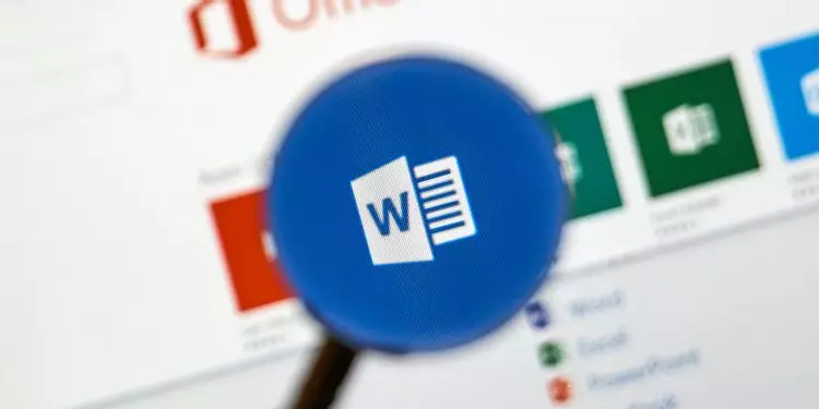 Siday Hackers-ku uga faa'iidaysanayaan Dukumentiyada Microsoft Word si ay u jabsadaan Windows