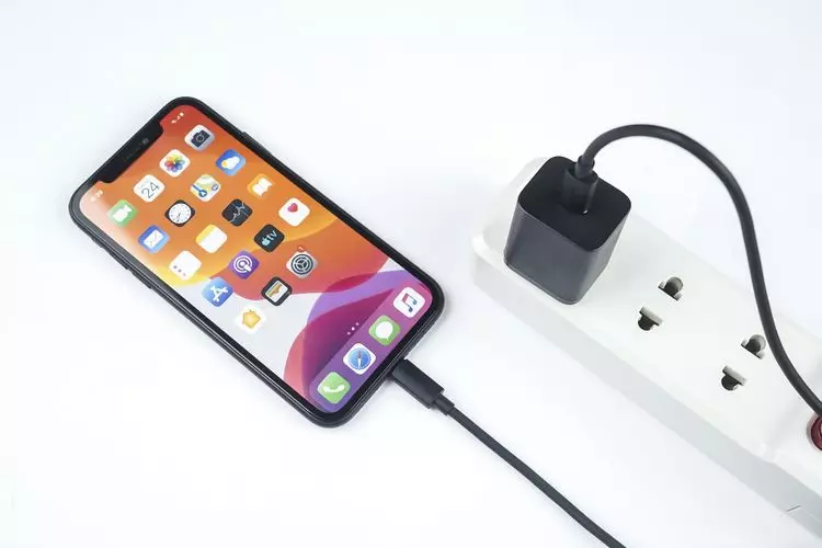 Nahoana no tsy tian'i Apple ny iPhone hanana seranan-tsambo USB-C?