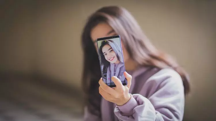 Cara Mengambil Video Selfie yang Baik: 10 Petua