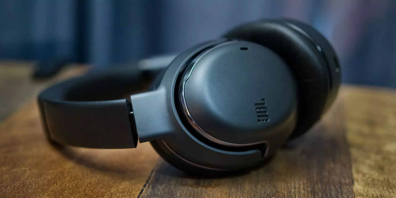 The JBL Tour One Review: Εντυπωσιακό ζευγάρι ακουστικών Commuter, αλλά αξίζουν 300 $;