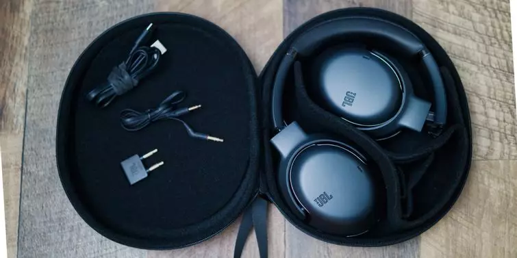 The JBL Tour One Review: Headphones commuter mahavariana, nefa mendrika $300 ve izy ireo? 1957_2