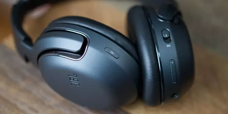 The JBL Tour One Review: Headphones commuter mahavariana, nefa mendrika $300 ve izy ireo? 1957_25