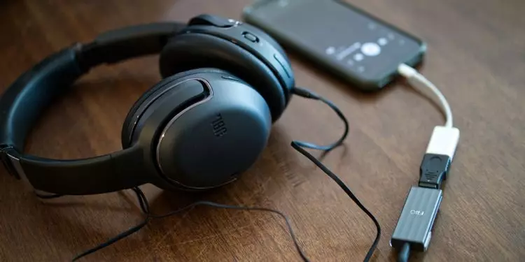 The JBL Tour One Review: Headphones commuter mahavariana, nefa mendrika $300 ve izy ireo? 1957_31