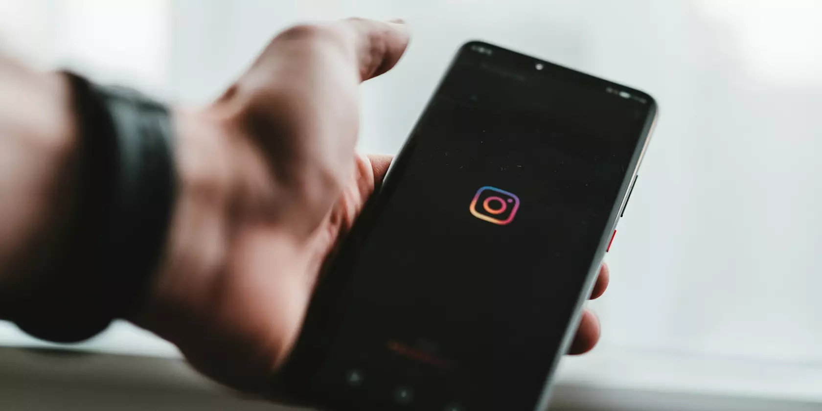 कष्टप्रद Instagram विज्ञापनों से कैसे छुटकारा पाएं