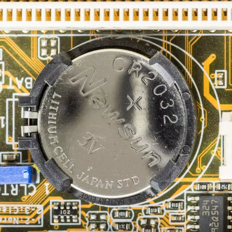 Er datamaskinens batteri dødt? Hvordan fikse og bytte ut CMOS-batteriet 21986_3