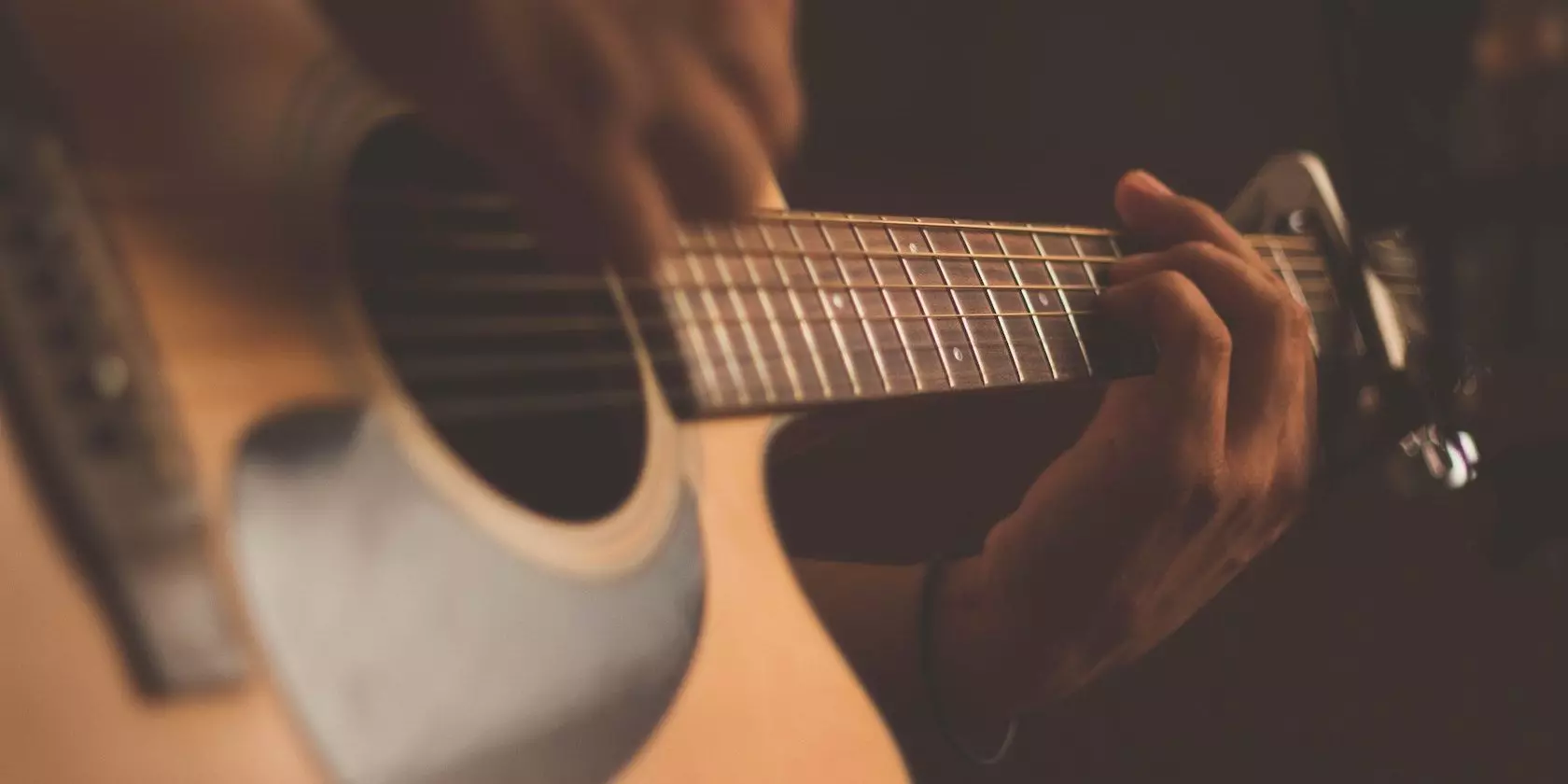 5 Mga Butang nga Hunahunaon Sa Pagrekord sa Imong Acoustic Guitar