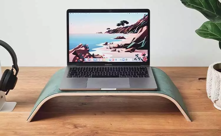 MacBook på stativ