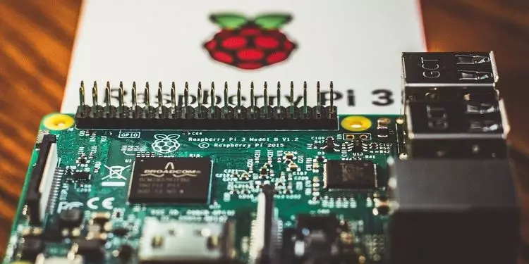 Microcontrollers vs. Kombiyuutarrada Hal-Board: Waa maxay faraqa u dhexeeya?