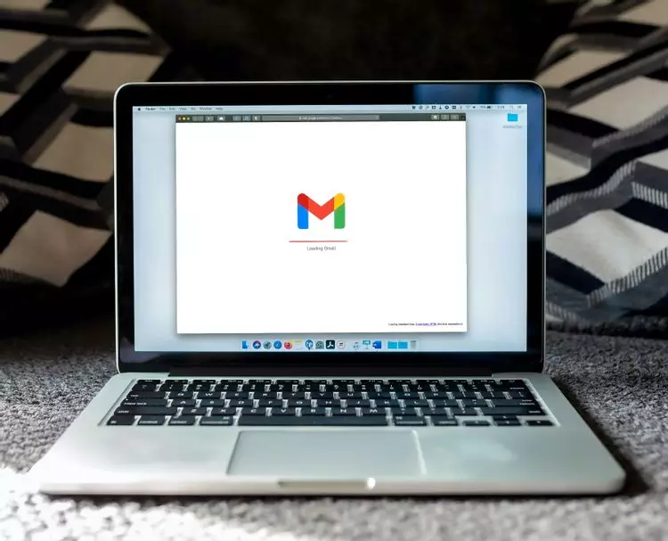 Chromebook vs. MacBook: Hain ang Mas Maayo alang Kanimo?