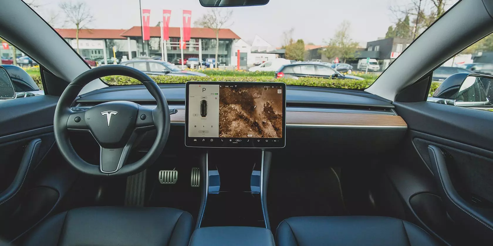 Tesla aktualizuje Passenger Play, aby zabránila řidičům hrát hry za jízdy