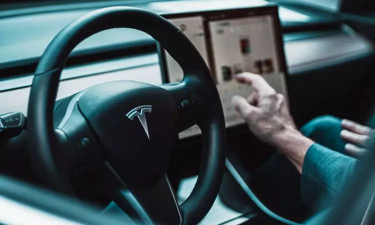 Tesla абнаўляе Passenger Play, каб спыніць кіроўцаў гуляць у гульні за рулём 3743_2