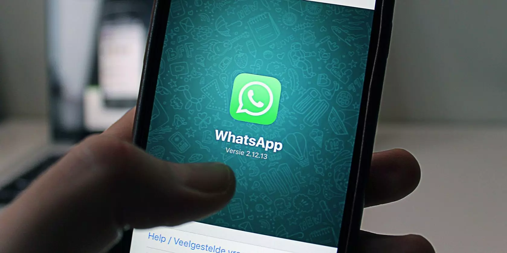 Kiel Ŝanĝi la Fonon de Viaj WhatsApp-Babiloj