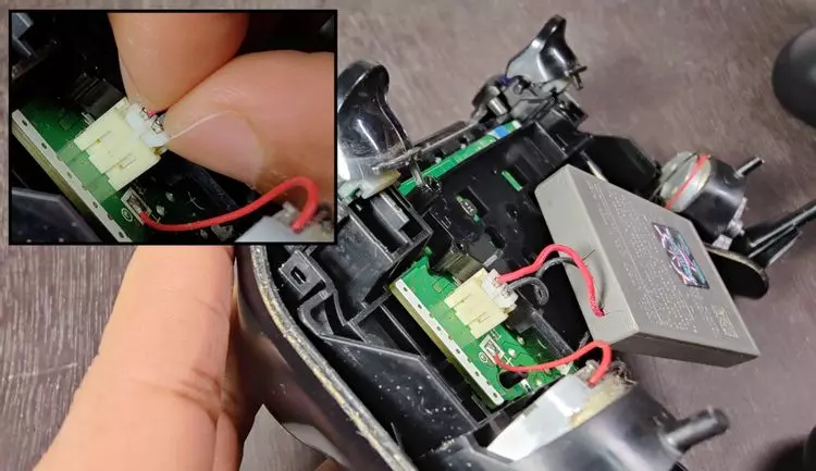 Gvidilo pri Anstataŭiga Baterio de PS4-Regilo: Konservu Vian DualShock 4 El la Rubodeponejo 6994_10