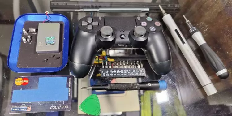 Gvidilo pri Anstataŭiga Baterio de PS4-Regilo: Konservu Vian DualShock 4 El la Rubodeponejo 6994_4