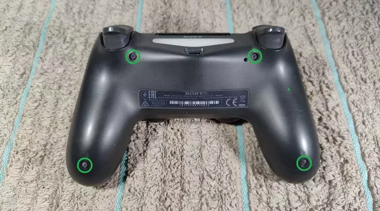 Gwida ta' Sostituzzjoni tal-Batterija tal-Kontrollur PS4: Ħlief il-DualShock Tiegħek 4 Mill-Miżbla 6994_5