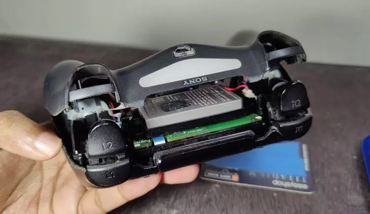 Gwida ta' Sostituzzjoni tal-Batterija tal-Kontrollur PS4: Ħlief il-DualShock Tiegħek 4 Mill-Miżbla 6994_8