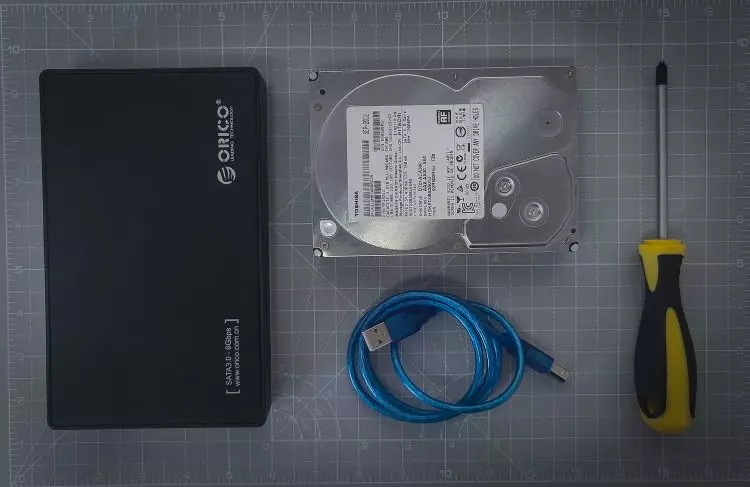 Перетворіть невикористані жорсткі диски та SSD на зовнішні диски 7122_3