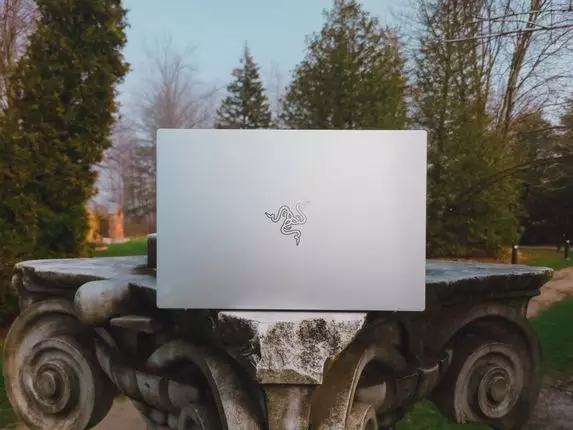 Razer Book 13 im Test: Gaming-Laptop im Anzug 7213_2