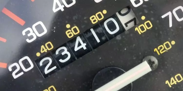 Dlaczego zegary w niektórych samochodach Hondy utknęły w 2002 roku? 83655_2